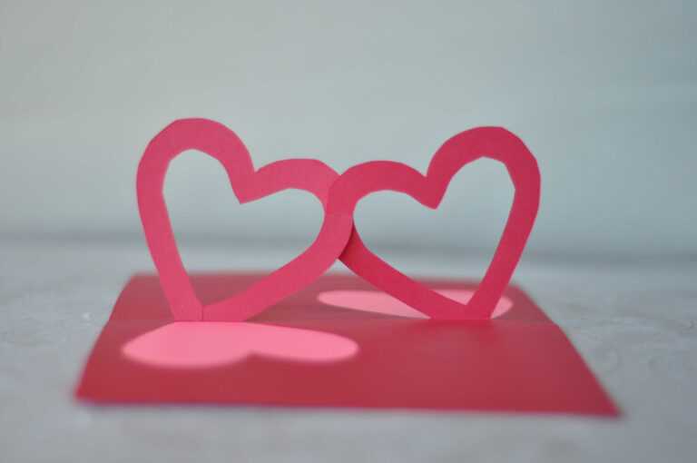 Easy Valentine's Day Pop Up Card: Linked Hearts Tutorial in Pop Out ...